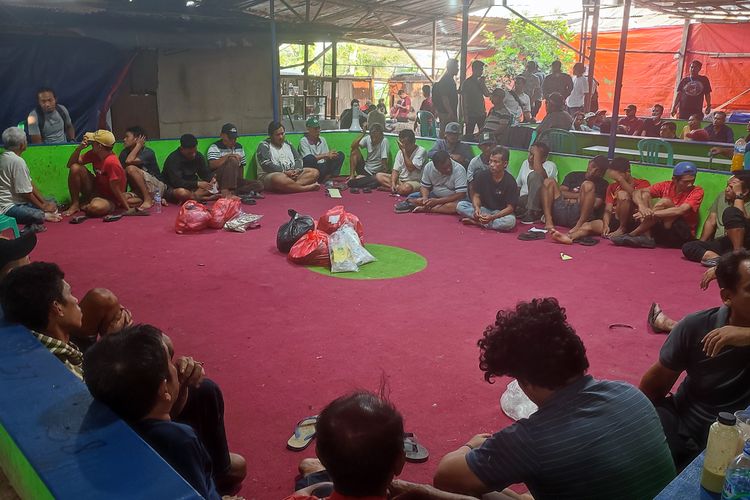 Foto : Tempat Judi Sabung Ayam di Bekasi Dikamuflase Jadi Kandang Kuda ... Foto : Tempat Judi Sabung Ayam di Bekasi Dikamuflase Jadi Kandang Kuda ...