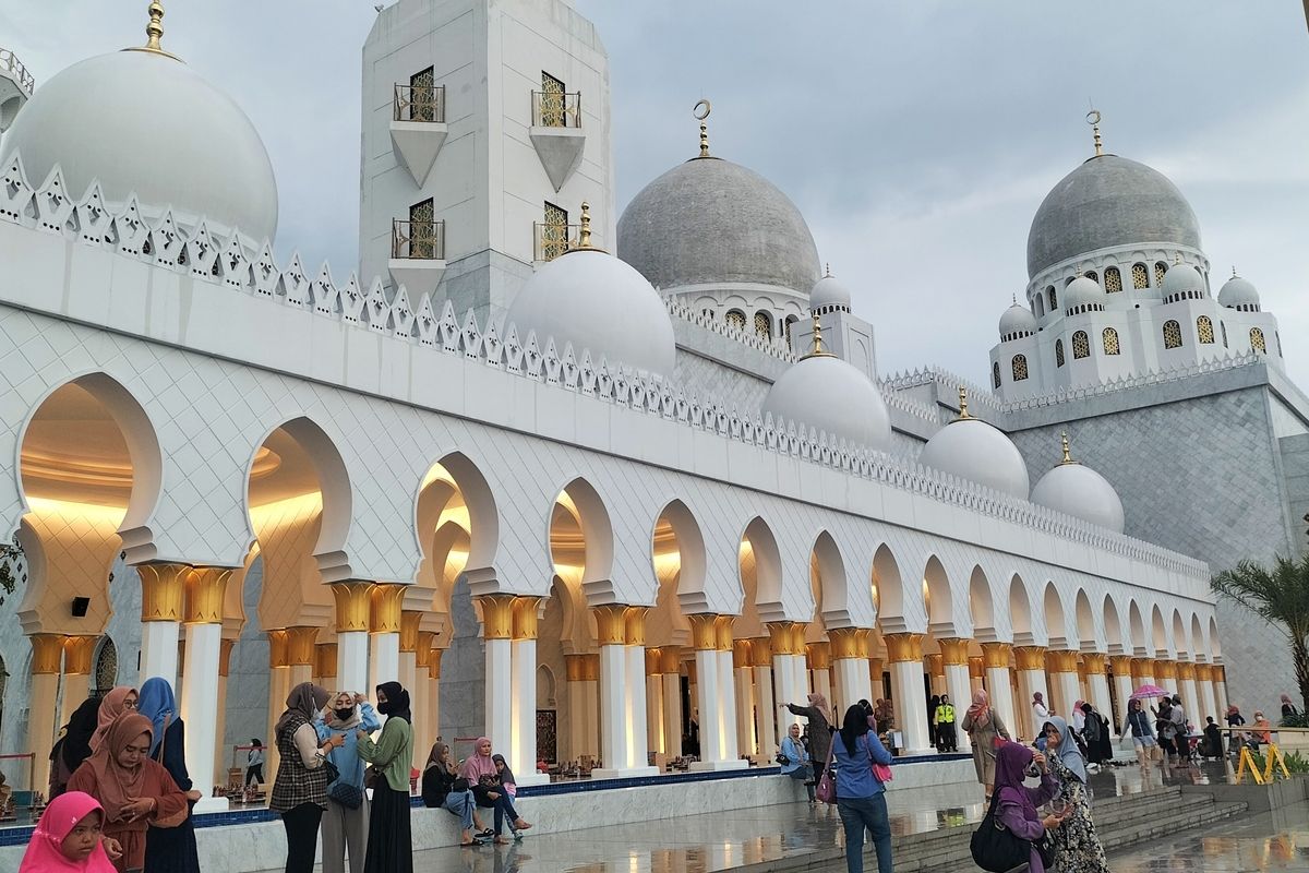 Berkunjung ke Masjid Raya Sheikh Zayed Solo, "Review" Fasilitas dari ...