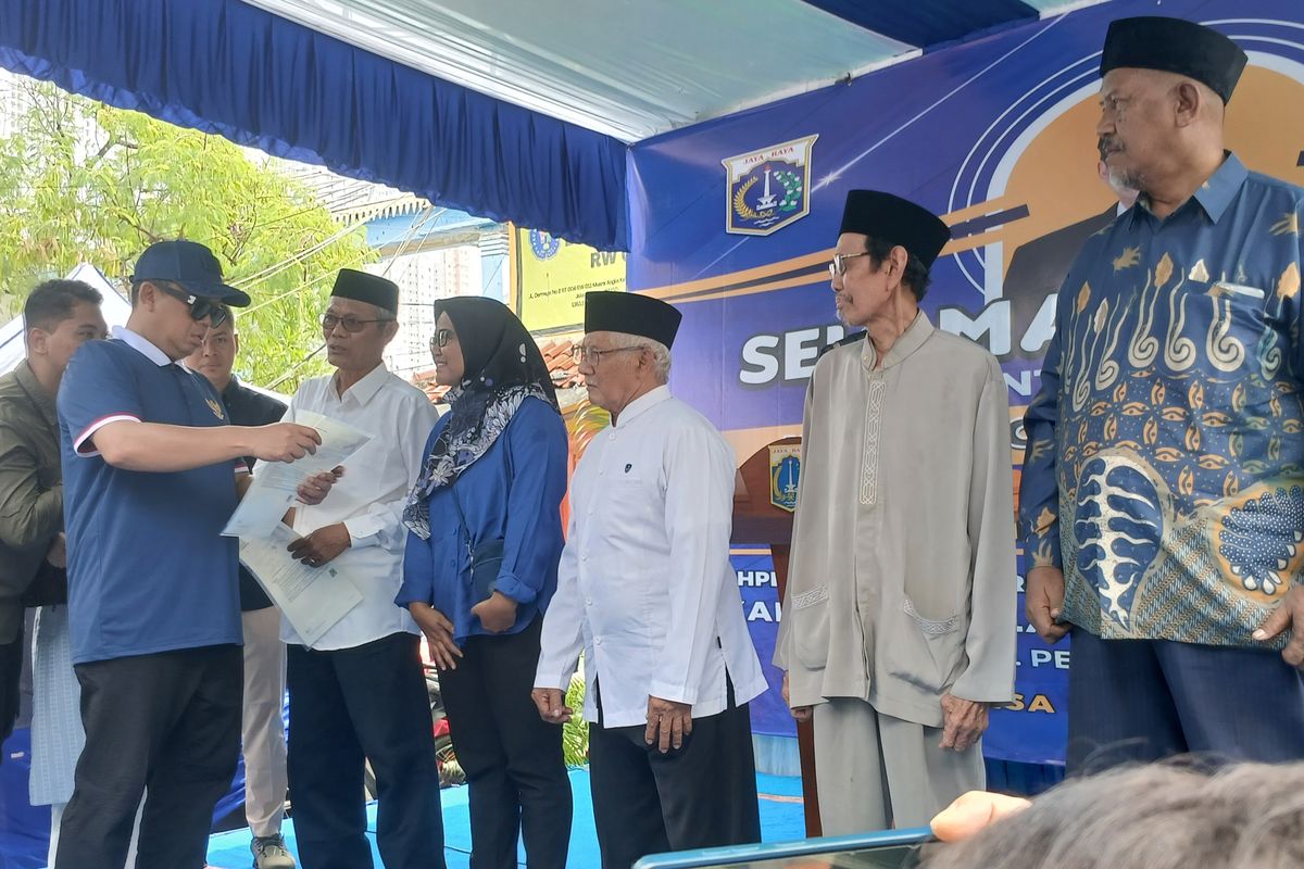 Nusron Serahkan Sertifikat HGB untuk Warga Muara Angke