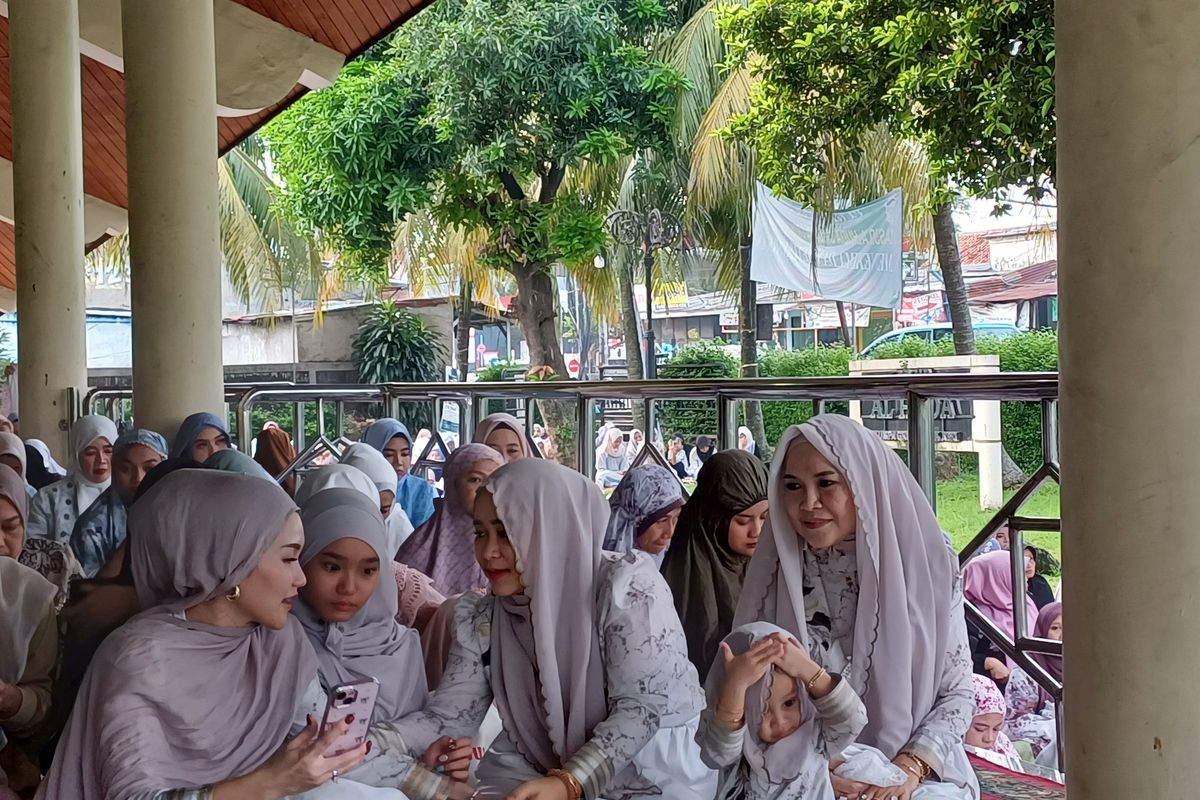 Nyaris Telat Shalat Id, Ayu Ting Ting Lari-lari Kecil dari Rumah ke Masjid