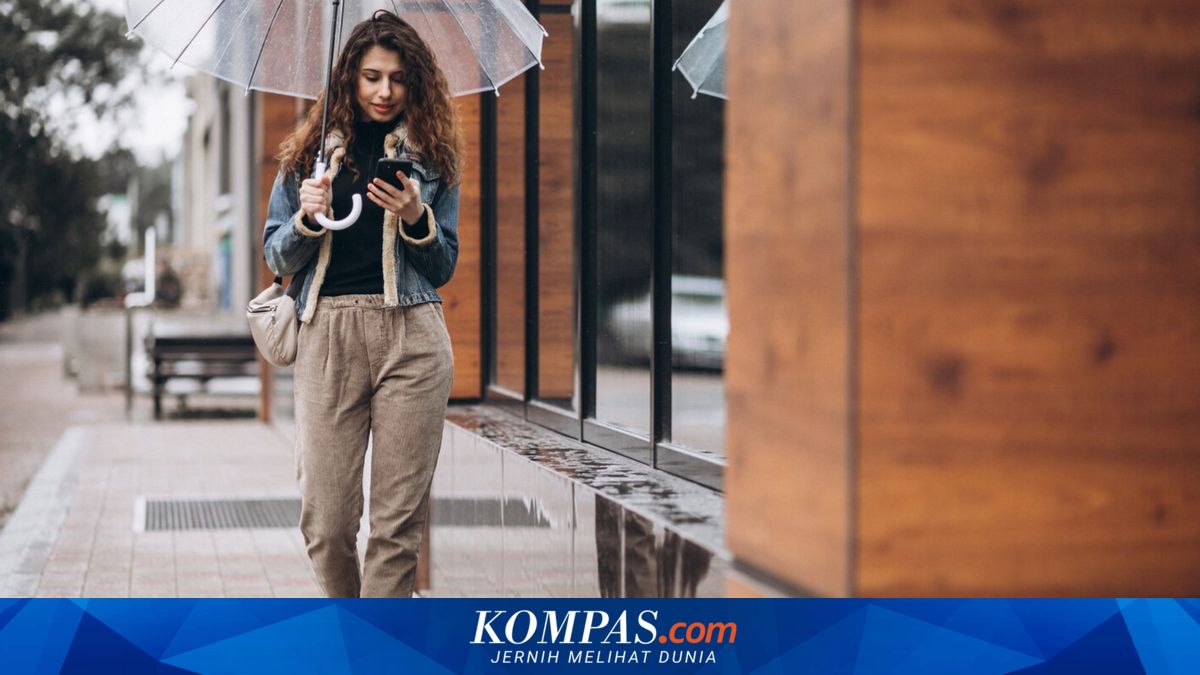 9 Inspirasi Outfit Musim Hujan, Tetap Stylish Meski Cuaca Mendung