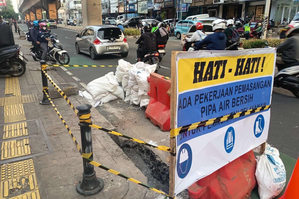 Galian di Fatmawati Jaksel Dipasangi Garis Pembatas dan Water Barrier ...