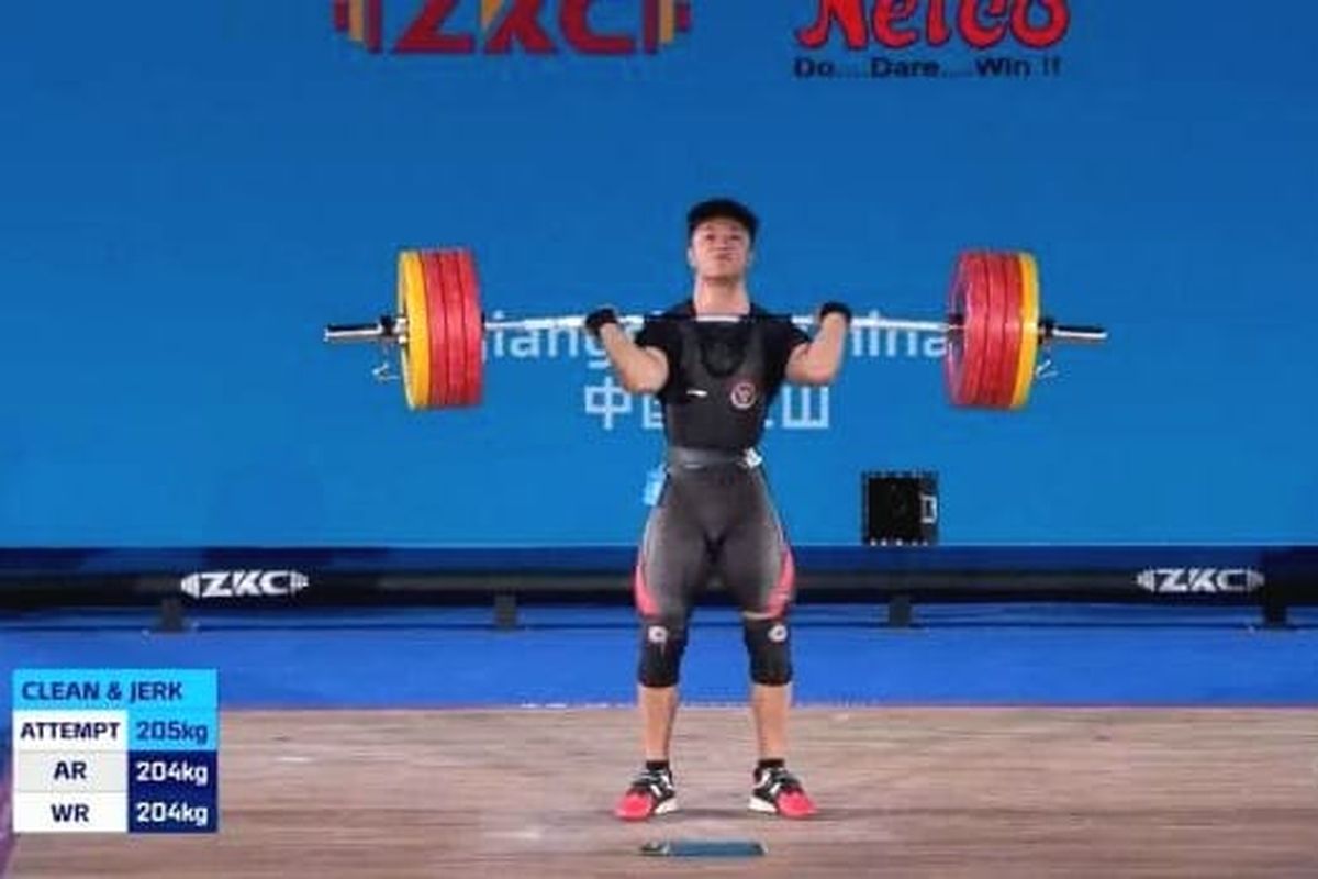 Rahmat Erwin Abdullah Raih 3 Emas dan Rekor Dunia di Kejuaraan Angkat Besi Asia 2025