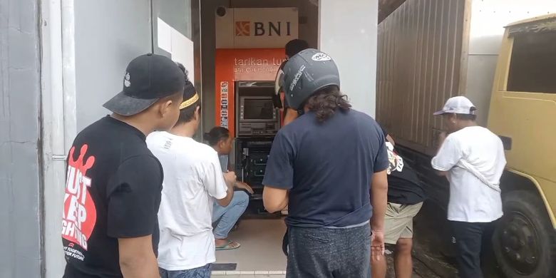 Berita Terkini Harian Pintu Mesin Atm Terbuka Sendiri Terbaru Hari Ini ...