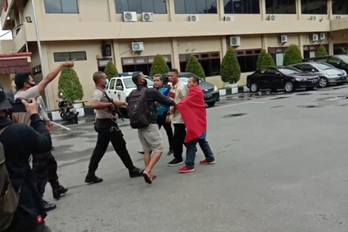 Fakta Aktivis FKM-RMS Terobos Polda Maluku hingga Pengibaran Bendera ...