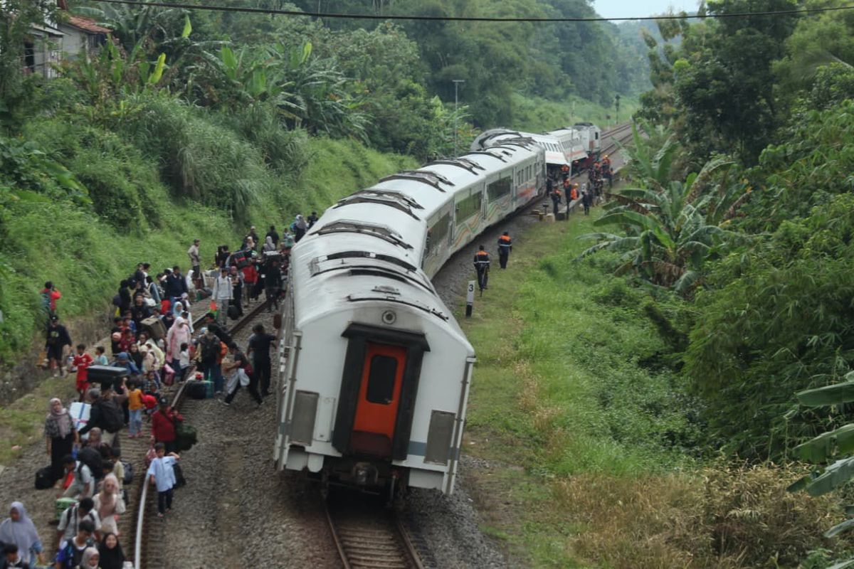 Imbas Kereta Anjlok di Brebes, Kereta Tujuan Daop 6 Yogyakarta Memutar