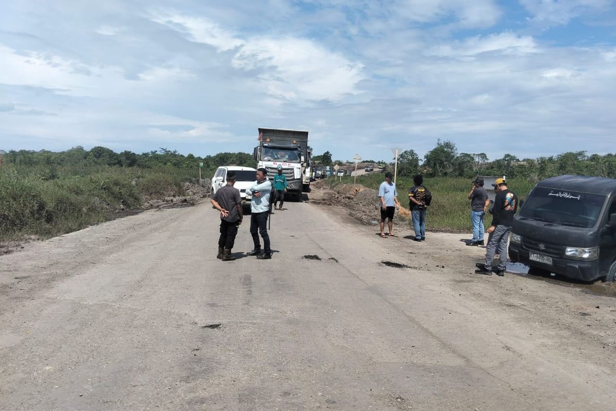 Warga Kukar Tutup Jalan Hauling Batu Bara, Protes Rumah Retak hingga ...