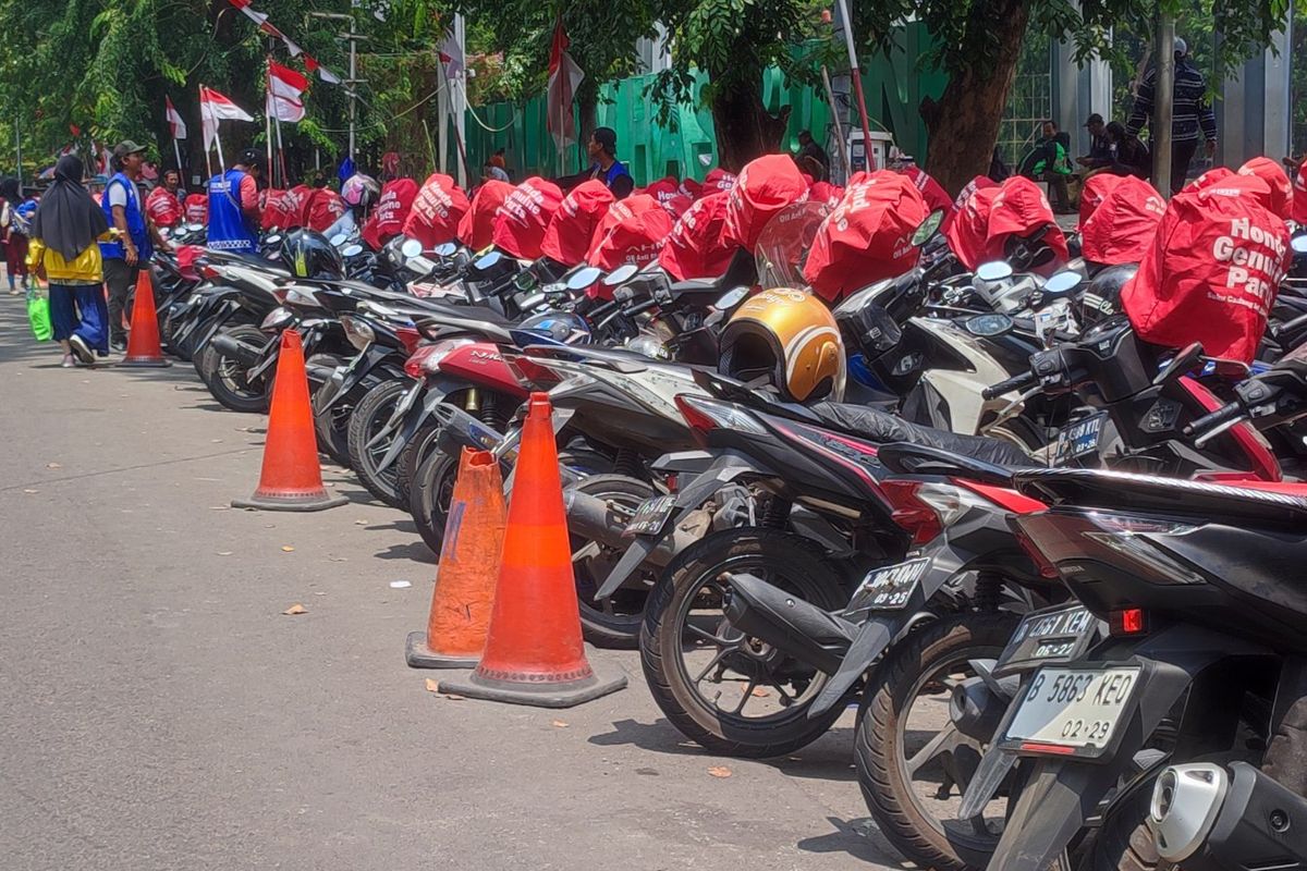 Penataan Alun-alun Bekasi: Parkir Rapi dan PKL Tertata, Jalanan Kini ...