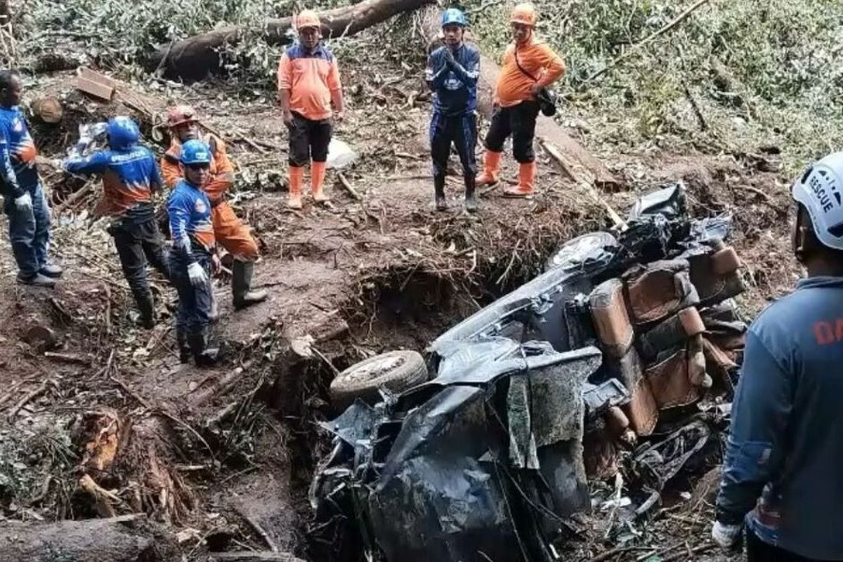 Evakuasi Mobil di Lokasi Longsor Pacet Terkendala Medan yang Curam