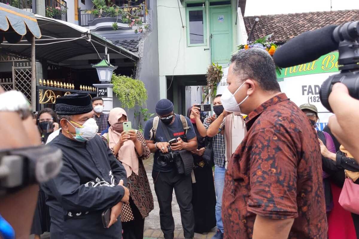 Sambut Jenazah Kopilot Fadly Satrianto, Plt Wali Kota Surabaya dan Pelayat Datangi Rumah Duka