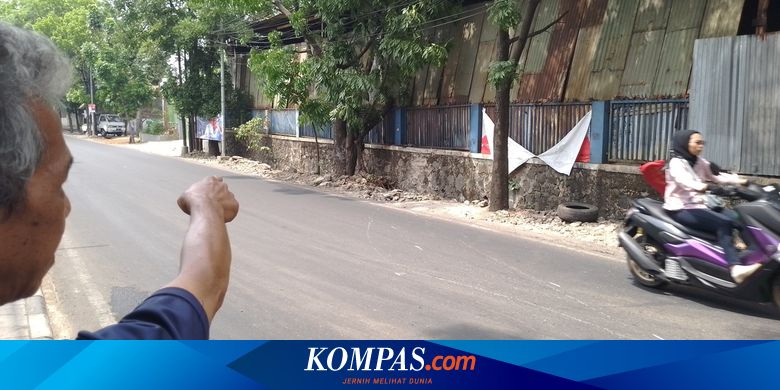 Mobil Tabrak Motor, Gerobak Nasi, dan Pohon di Bandung, Terdengar Ledakan