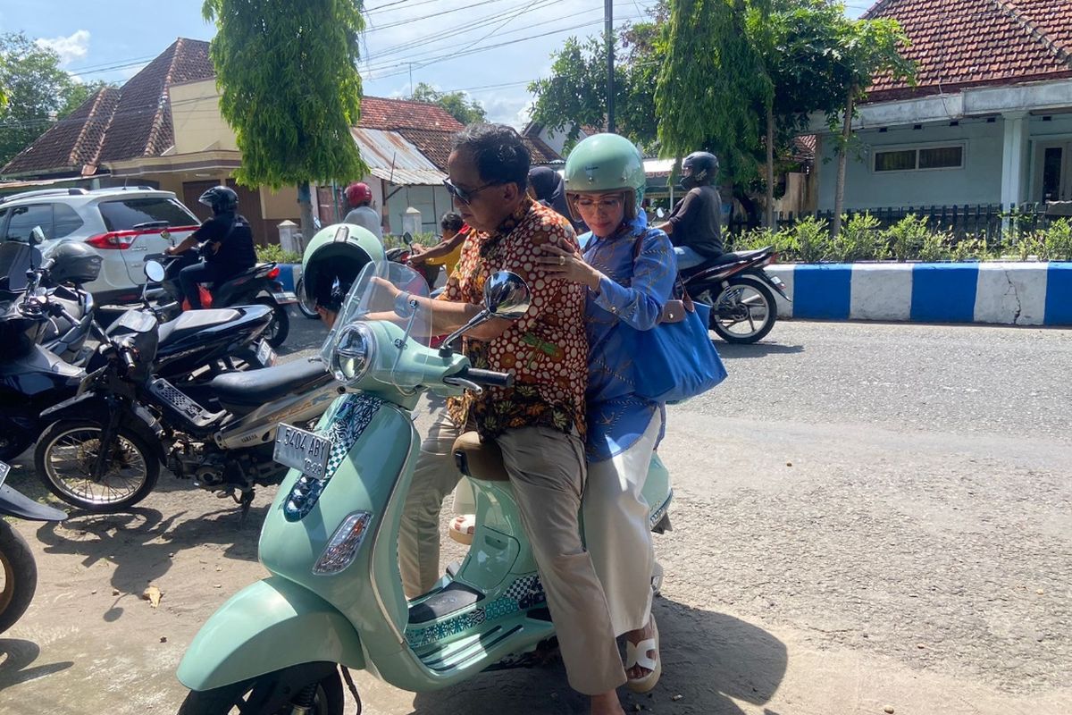 Beda Gaya Dua Calon Bupati Ponorogo Saat Berangkat ke TPS