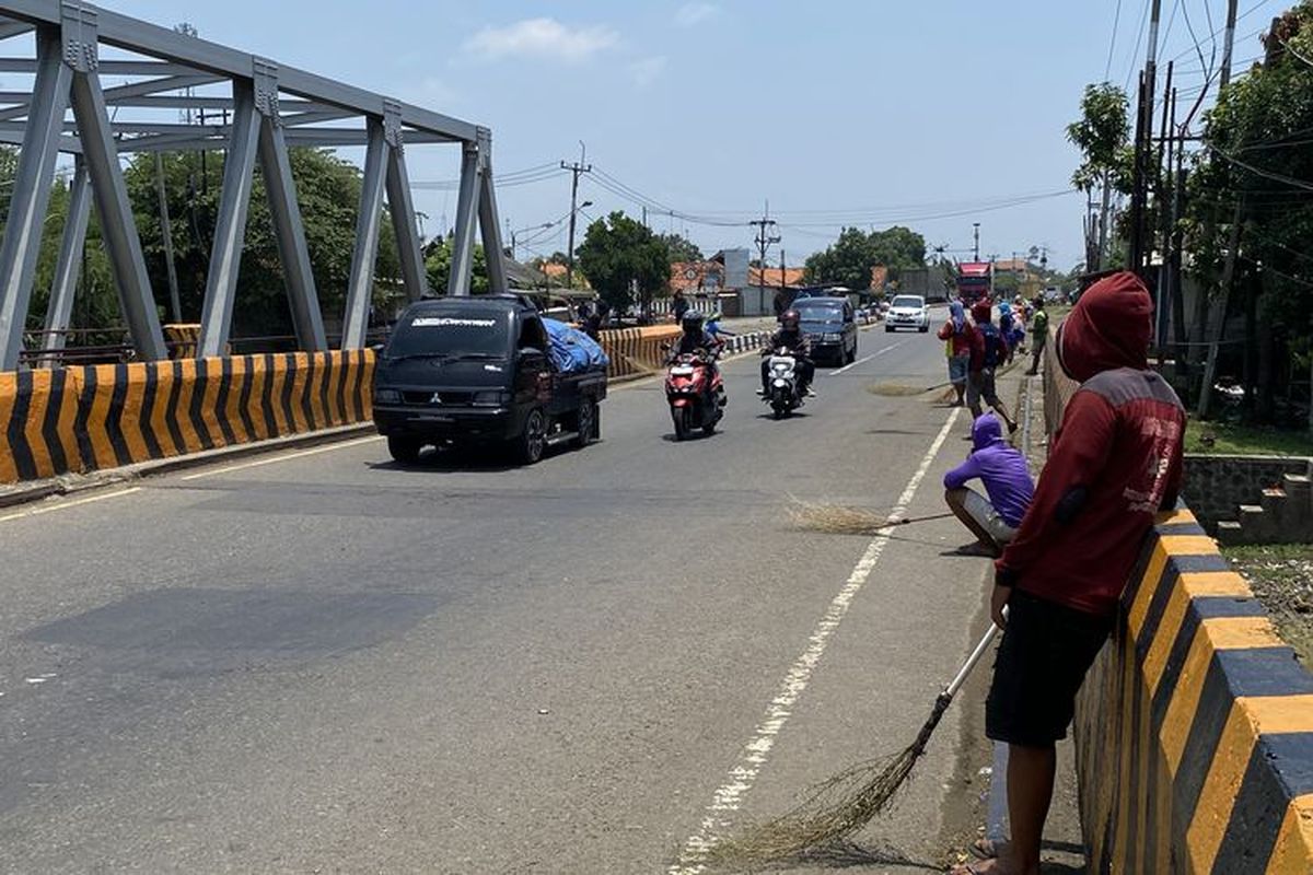Camat Sukra Usul Pasang Pagar di Jembatan Sewo, Penyapu Koin Tetap Bisa ...