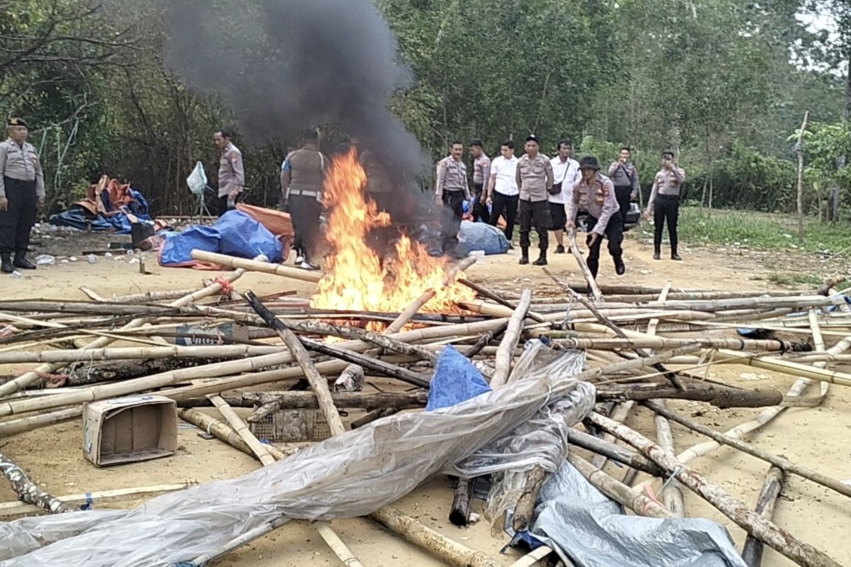 Polisi Bakar Arena Judi Sabung Ayam di Sampang, Pelaku Kabur