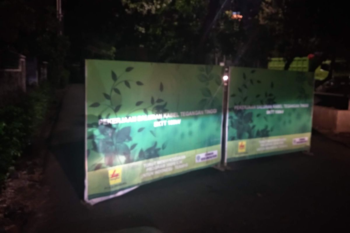 Proyek PLN Tutup Jalan Permata Hijau dari arah "Flyover"