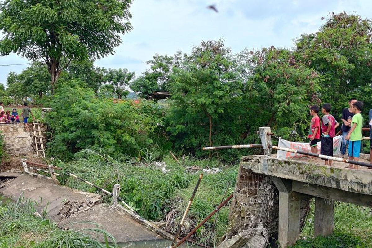 Jembatan Penghubung 2 Kampung di Rajeg Tangerang Ambruk