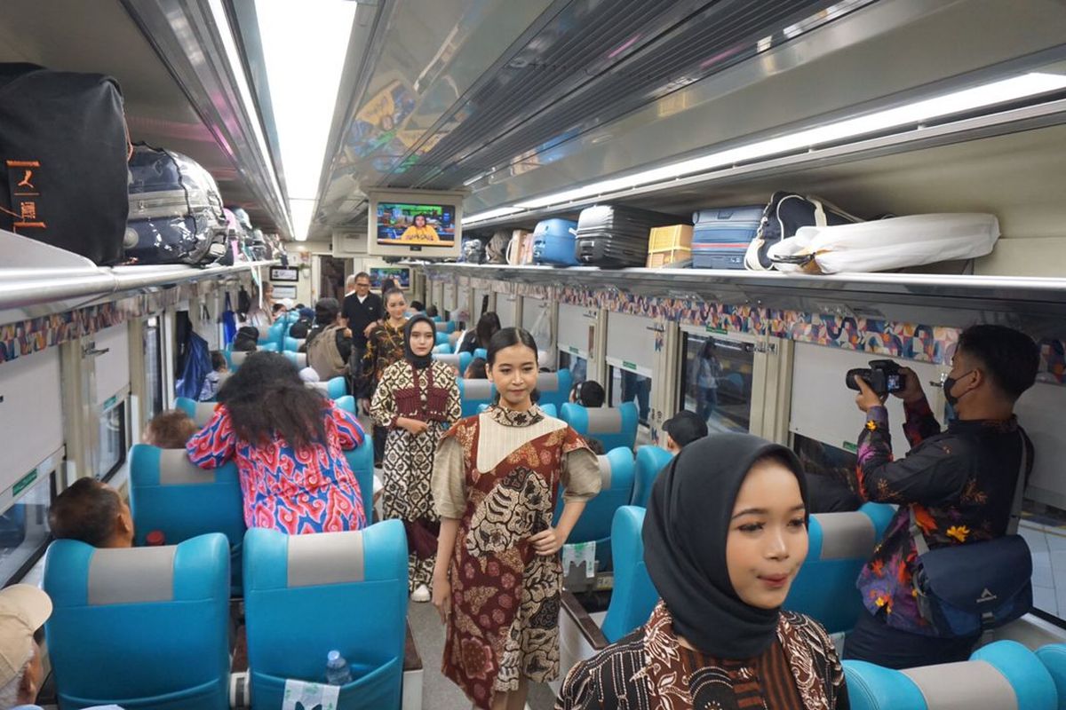 Peringati Hari Batik, Ada "Fashion Show" di Gerbong Kereta Api Taksaka