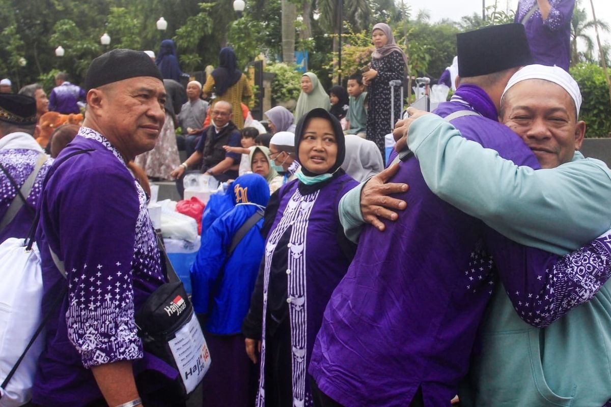 Tangis Haru Keluarga Sambut Jemaah Haji Penumpang Pesawat Saudia Airlines Tiba di Depok