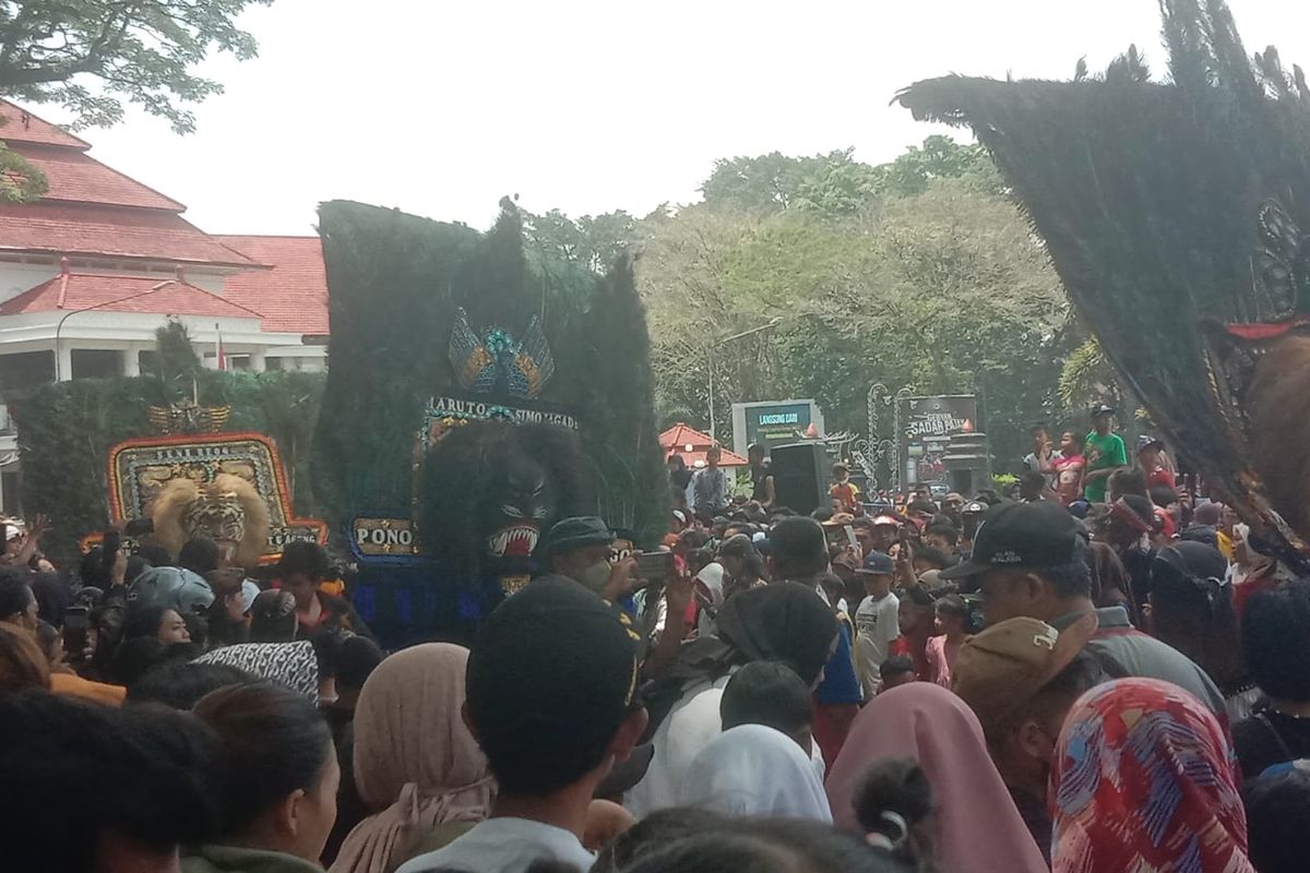 Turis Asal Republik Ceko Ikut Goyang Lihat Jaranan di Kota Malang