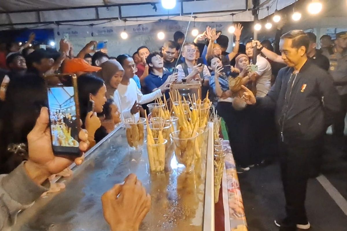 Malam Tahun Baru 2024, Jokowi Jajan Telur Gulung di "Night Market Ngarsopuro"