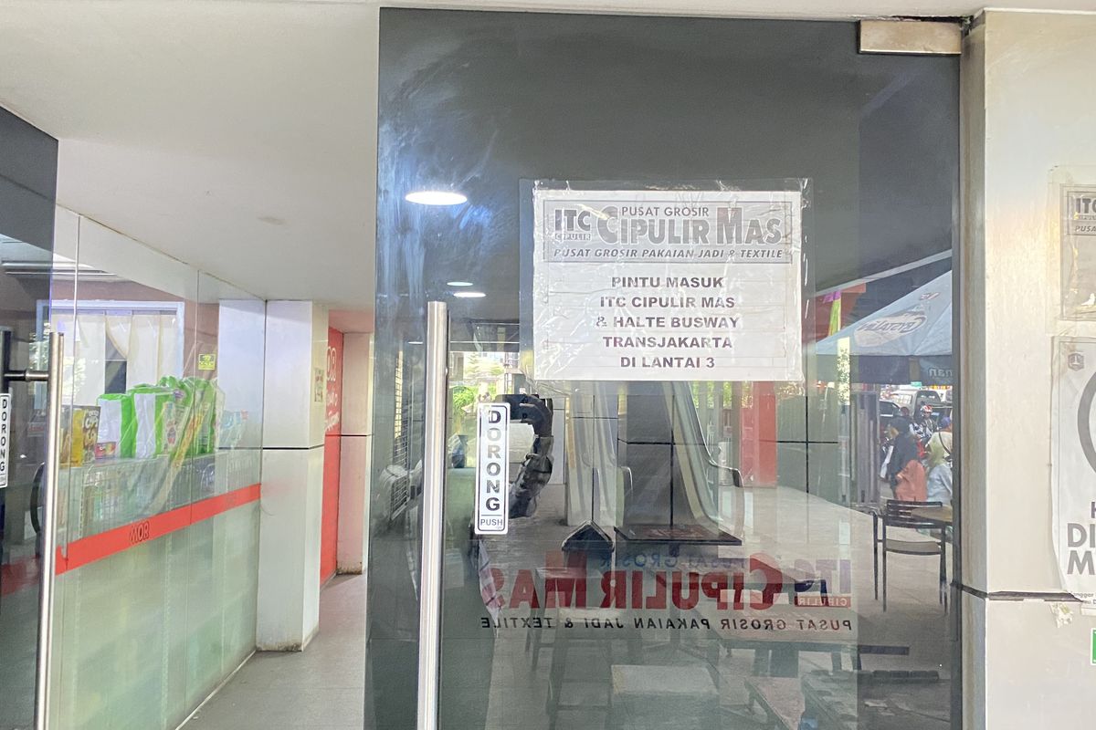 Eskalator Halte Transjakarta Cipulir Mati, Warga Andalkan Lift ITC ...