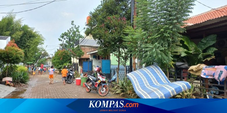 Banjir Surut, Warga Payung Mas Ciputat Mulai Bersihkan Rumah dan Kendaraan