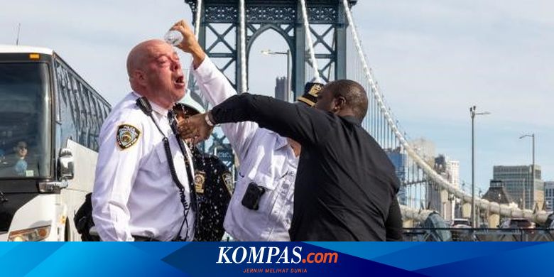 Momen Polisi New York Tak Sengaja Semprotkan Merica ke Muka Sendiri ...