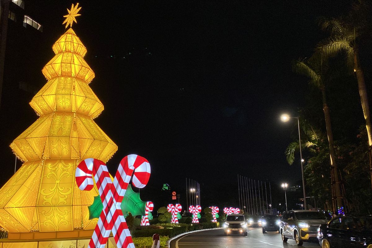 Jelang Natal, SCBD Senayan Diterangi Gemerlap Lampu dan Dekorasi