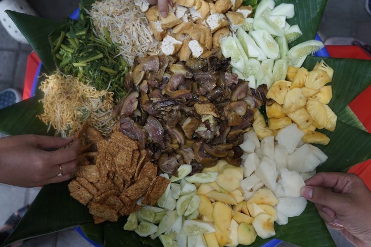 8 Rujak Cingur Enak di Surabaya buat yang Bosan Makanan Bersantan