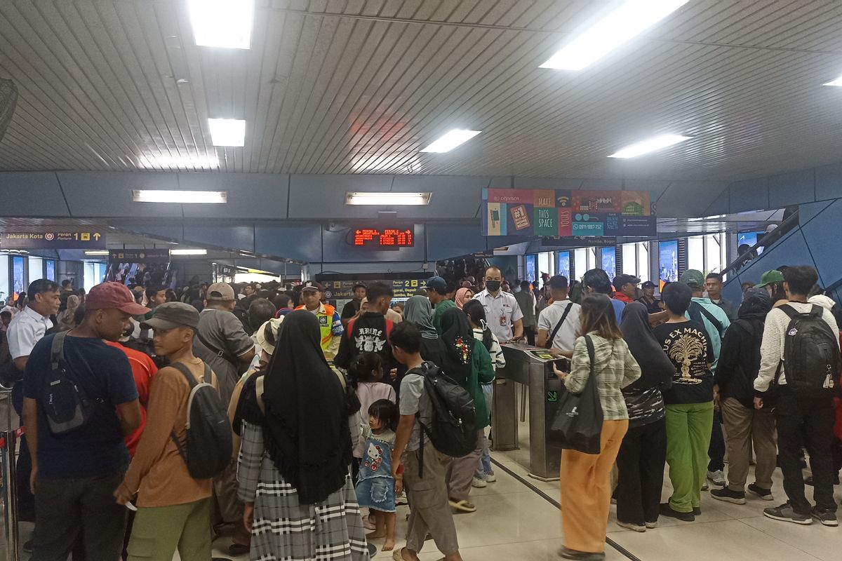 Warga Kaget Stasiun Juanda Penuh Sesak Saat HUT ke-80 TNI, Turun KRL ...