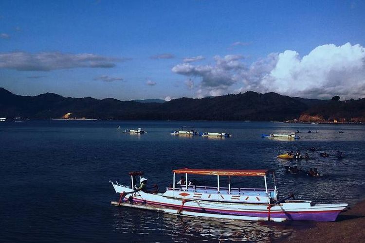 8 Pantai Indah di Bima, Ada Pesona Laut Terbelah