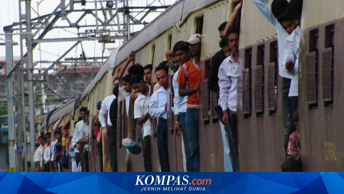 2 Kereta di India Berpapasan, Penumpang yang Bergelantungan Saling ...