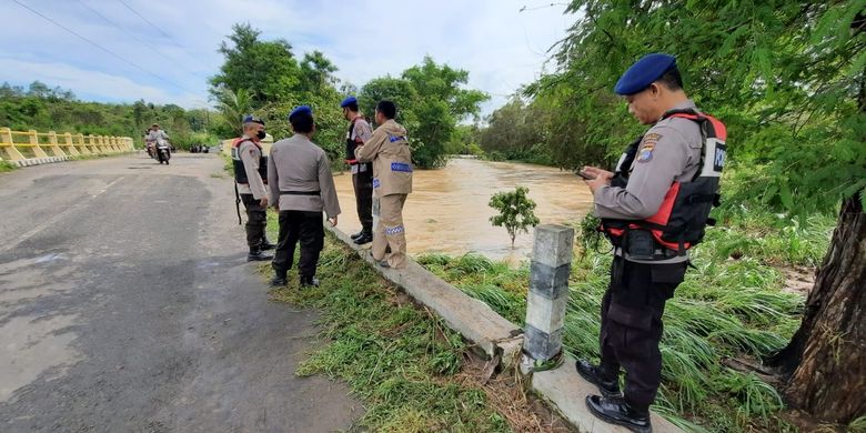 Berita Harian Dua-pelajar-nekat-menyeberang-arus-sungai-deras Terbaru Hari Ini - Kompas.com