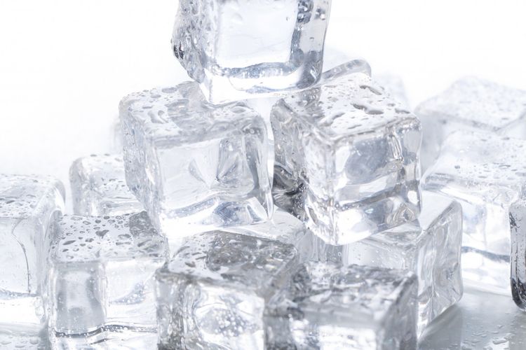 Es Batu di Freezer Rasanya Aneh dan Berbau? Ini yang Harus Dilakukan