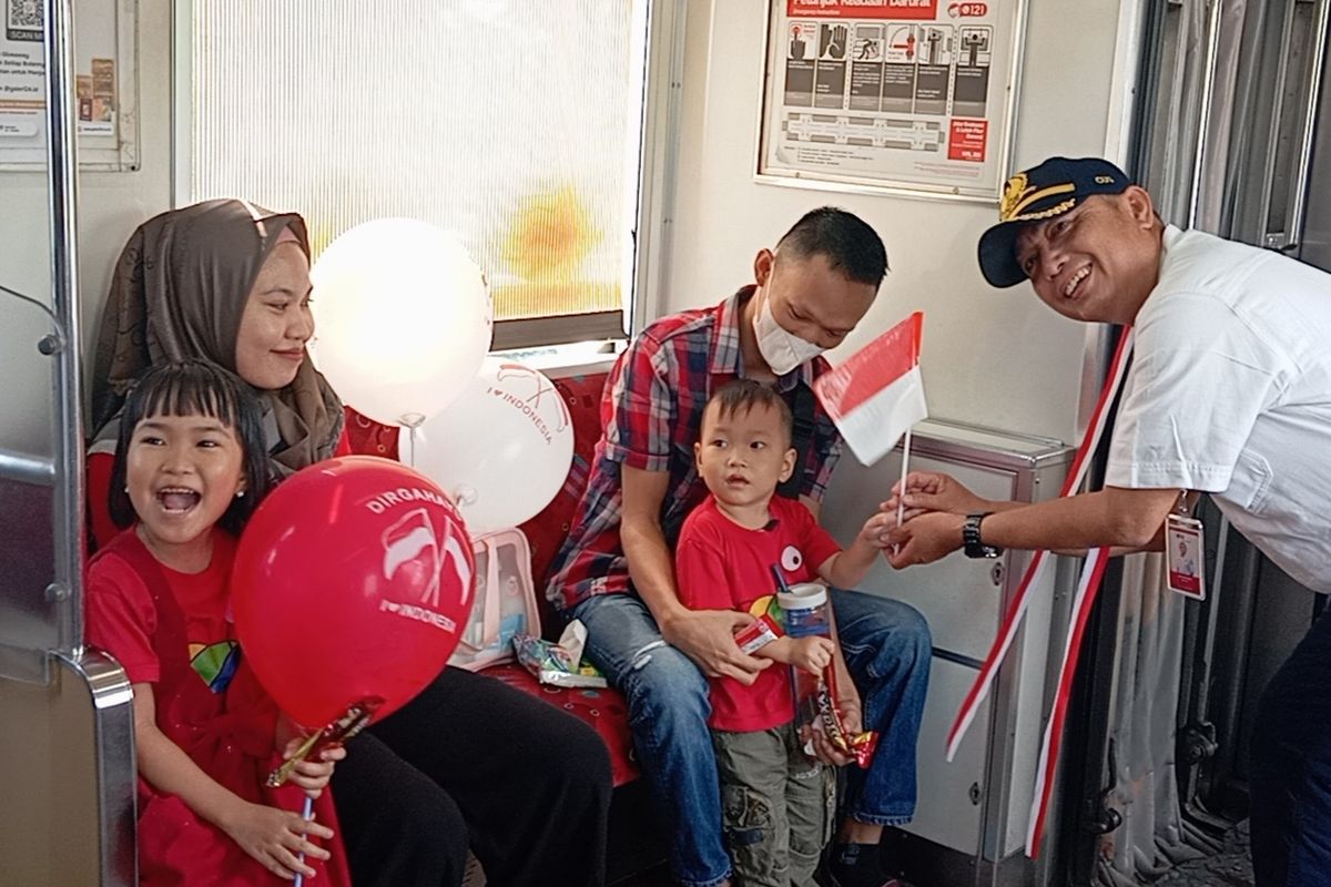 HUT Ke-79 RI, Penumpang KRL Dapat Balon dan Cokelat