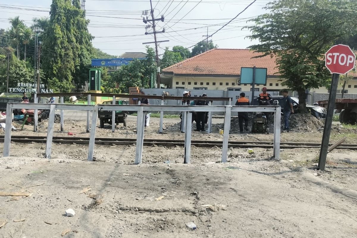 Pelintasan Sebidang Lokasi Kecelakaan Kereta Vs Truk Kayu di Gresik Ditutup