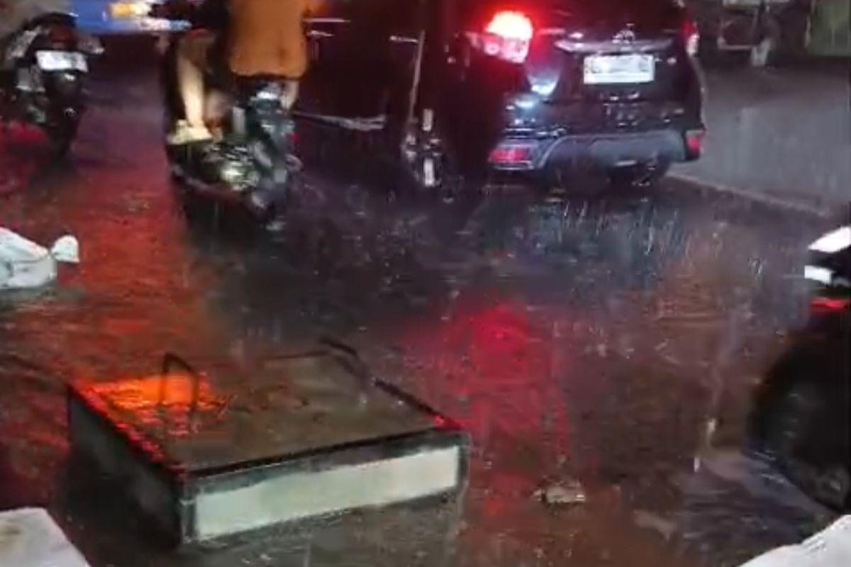 Viral Video Ibu Gendong Bayi Jatuh ke Lubang Galian Kabel di Jakarta Timur