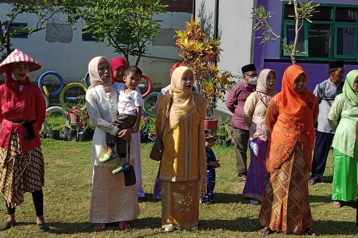 Saat Emak-emak di Probolinggo Ikut Upacara, Kenakan Pakaian Adat Sambil ...