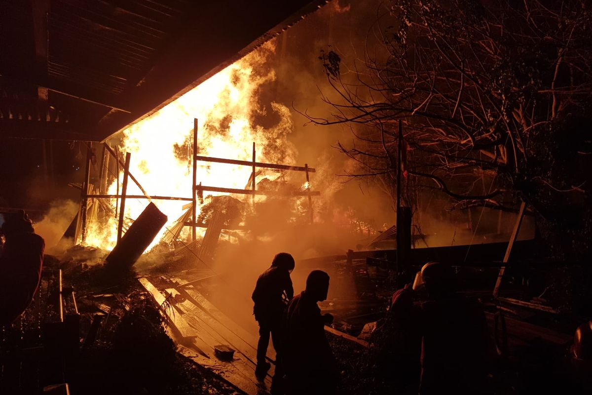 Kebakaran Gudang dan Kapal Kayu di Pesisir Sebatik, Api Diduga Berasal ...