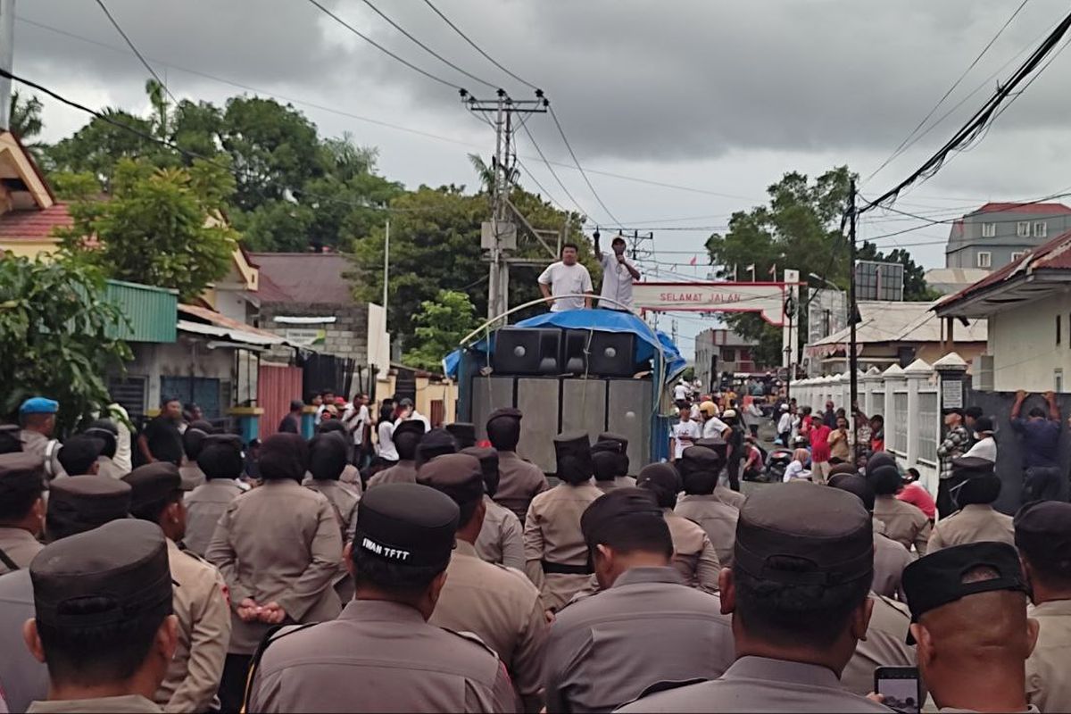 Ratusan Orang Demonstrasi Desak KPUD Maluku Utara Hentikan Proses Rekapitulasi Suara