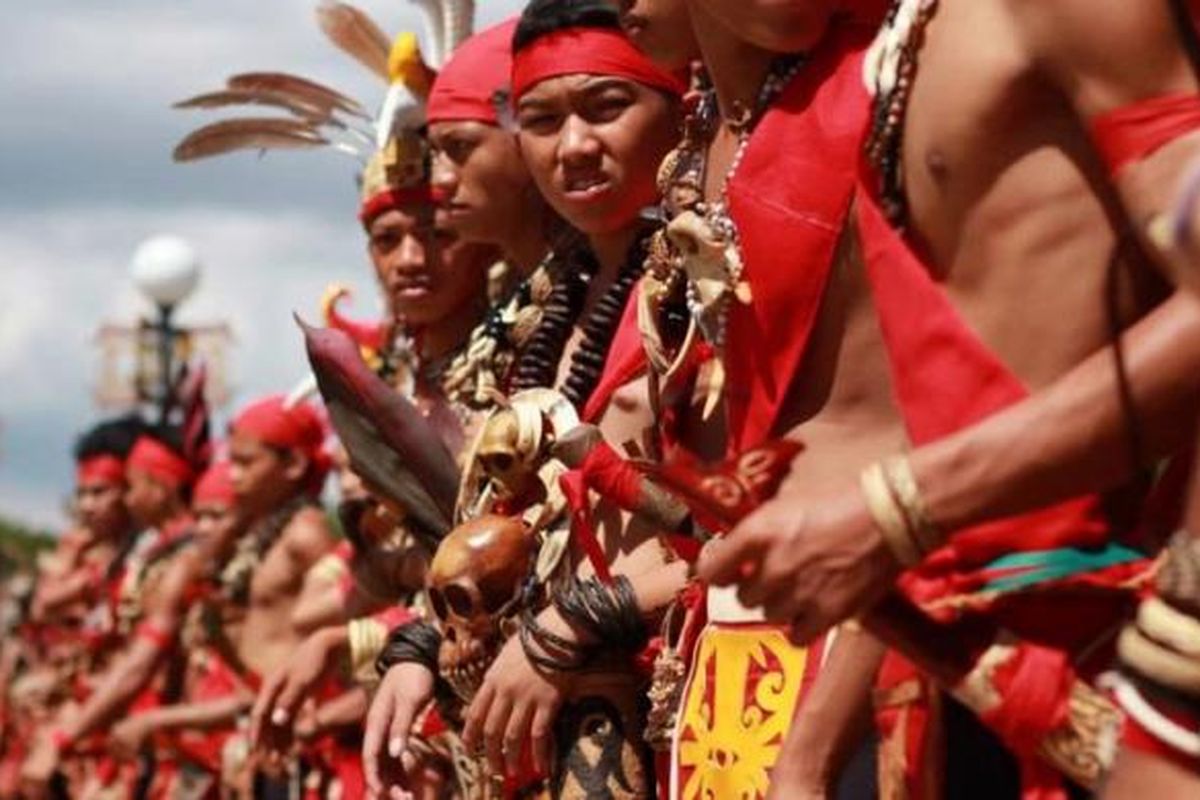 King Baba dan King Bibinge, Pakaian Adat Kalimantan Barat