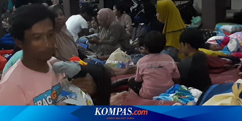 Jumlah Pengungsi Korban Banjir di Balai Desa Jarit Lumajang Membludak