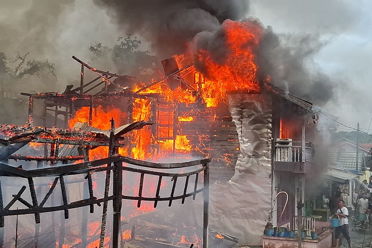 Korsleting Listrik Diduga Sebabkan Kebakaran di Samarinda, 3 Rumah Hangus