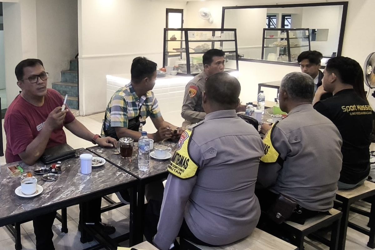 Polisi Represif ke Mahasiswa Saat Demo Indonesia Gelap di Surabaya ...