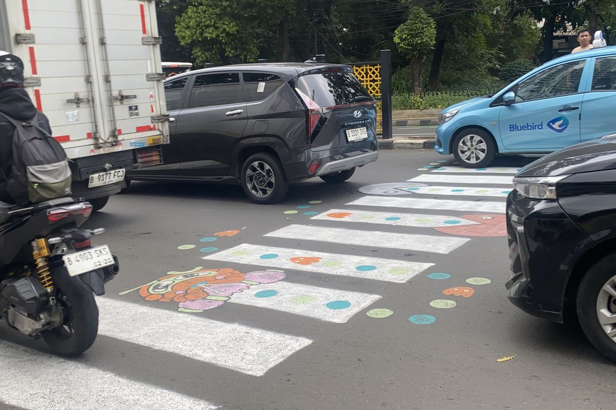 Pengerjaan 4 Zebra Cross di Tebet Ditargetkan Rampung Pekan Ini