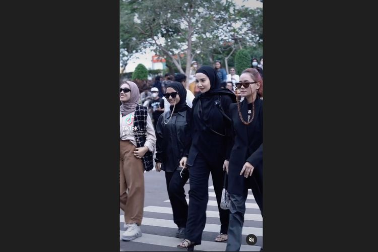 Zaskia Sungkar Jadi "Mami Mamba" di Catwalk Citayam Fashion Week