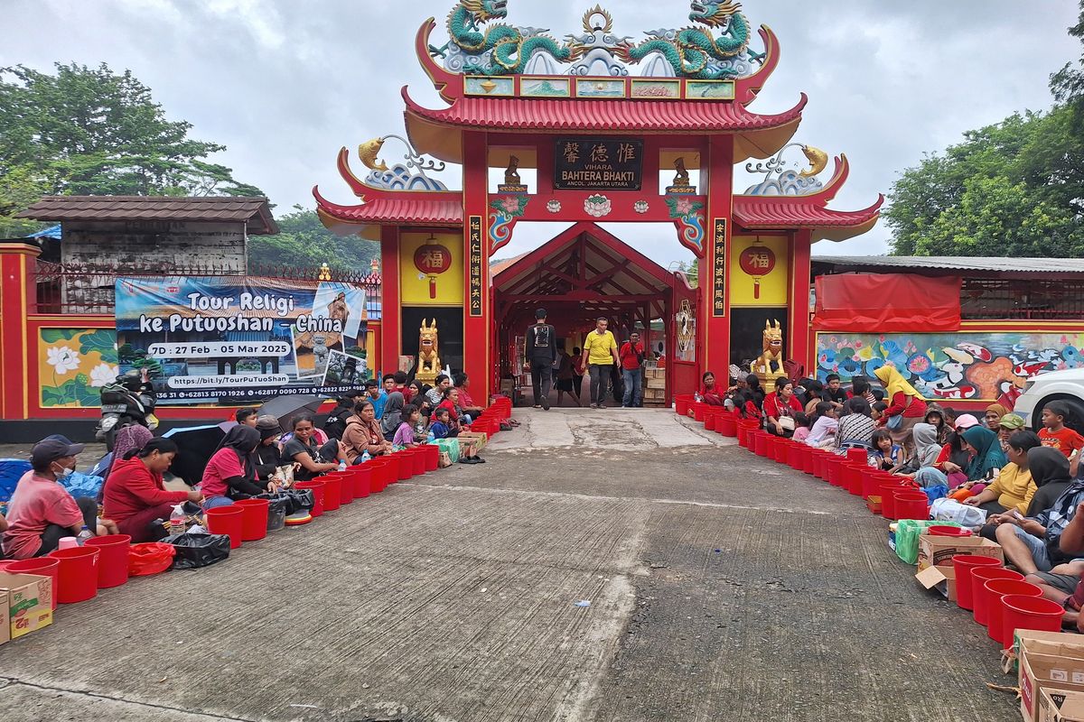 Para Pengemis Musiman yang Gantungkan Harapan di Gerbang Vihara Bahtera ...