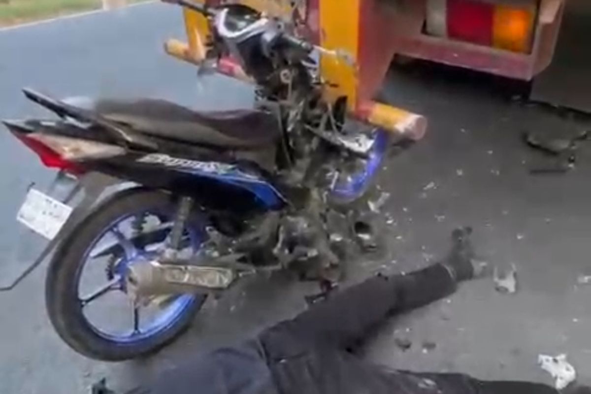 Mogok di Kanan Jalan, Truk Peti Kemas Diseruduk Pengendara Motor dari ...