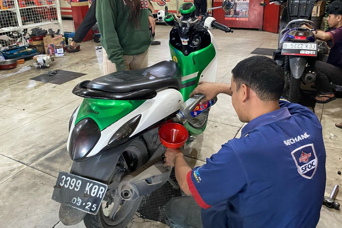 Update Harga Oli Mesin Skutik per Agustus 2025, Castrol dan Shell Naik