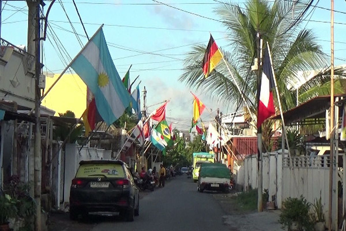 Tradisi Unik di Makassar: Kampung Piala Dunia Jalan Titang, Bendera Tim ...